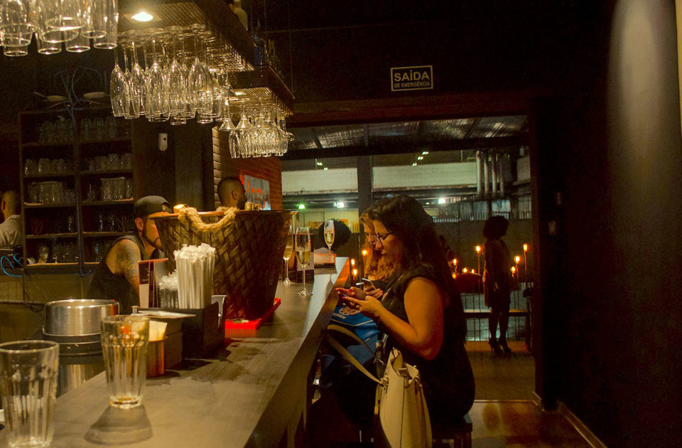 Na Check-In Burger & Bar tem double drink para os pais