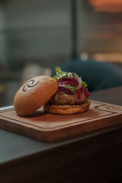 Na Check-In Burger & Bar tem double drink para os pais