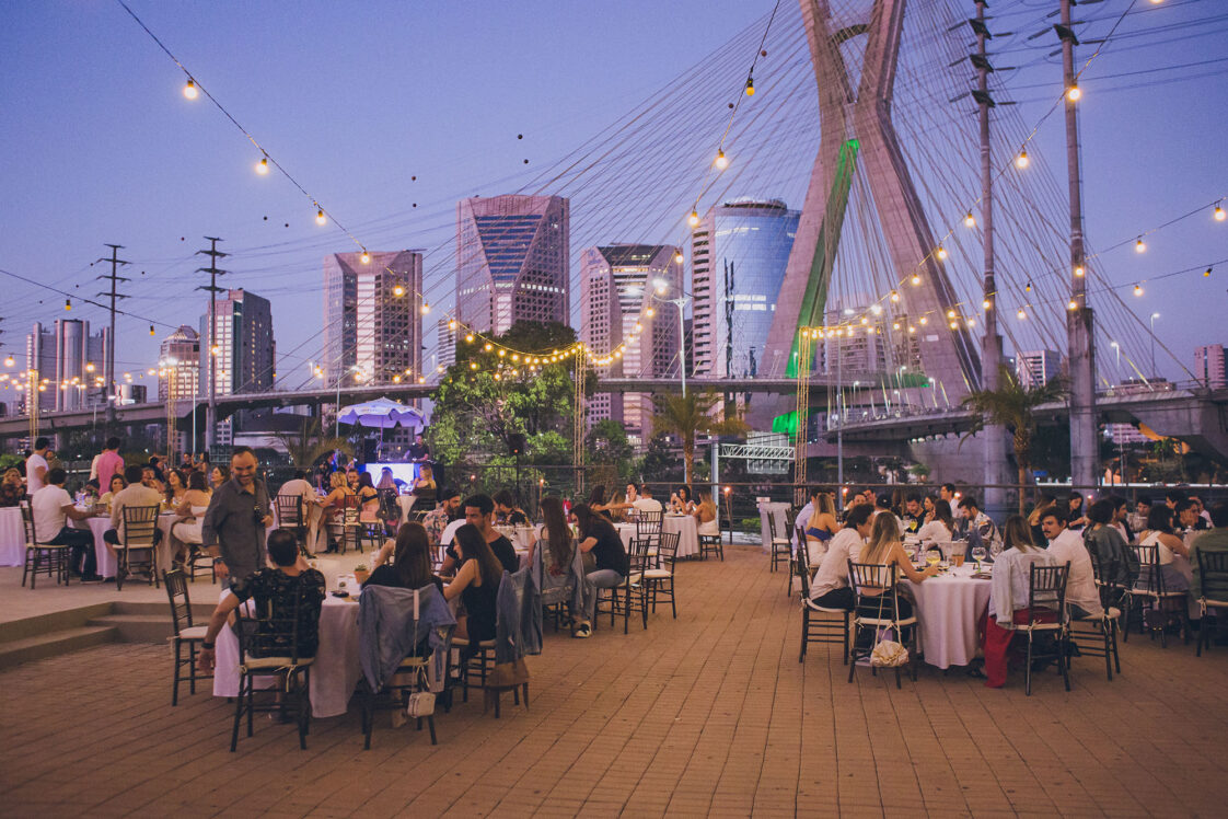 Varanda Estaiada, o restaurante open-air