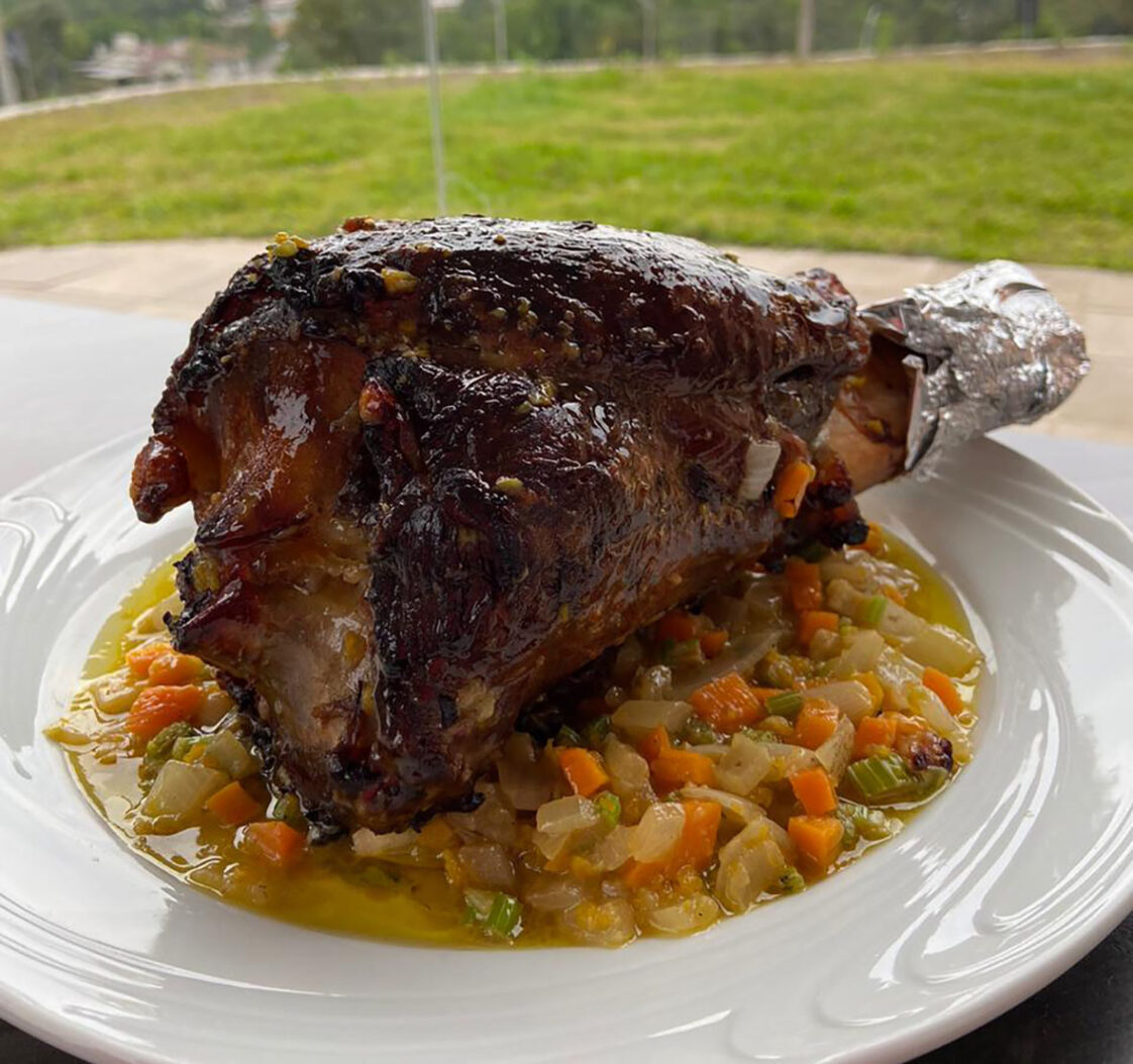 Receita: Stinco bovino ao vinho branco assado com legumes