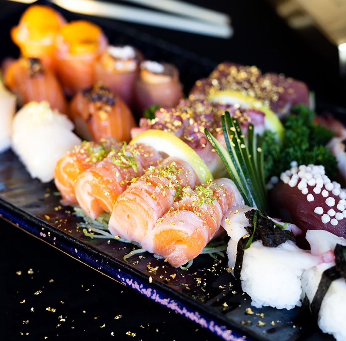 Black Sushi lança combinado com pétalas de ouro