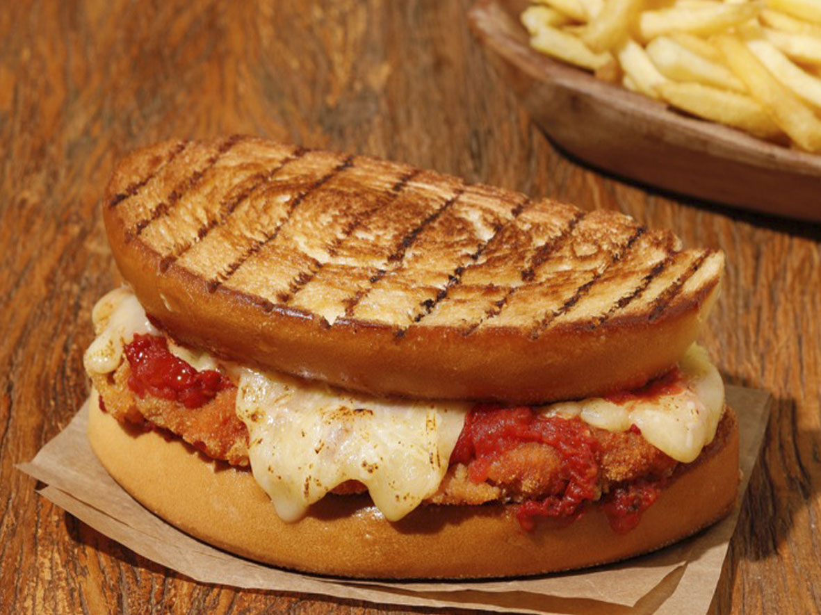 Rede Frango Assado lança sanduíche com parmegiana