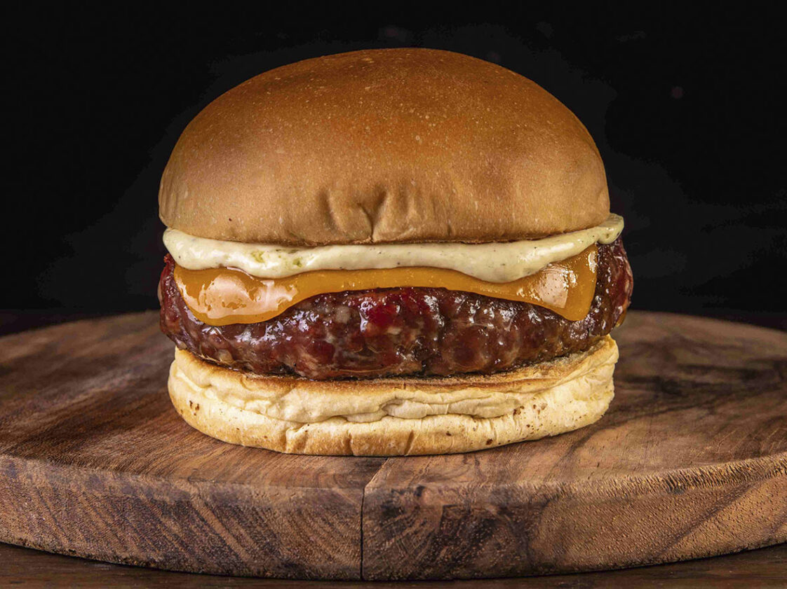 Bob Beef lança novo hambúrguer com carne defumada