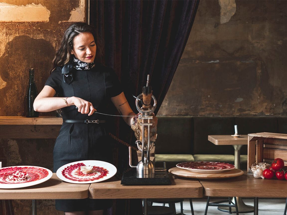 Raquel Acosta lidera curso de jamón no Empório Pata Negra